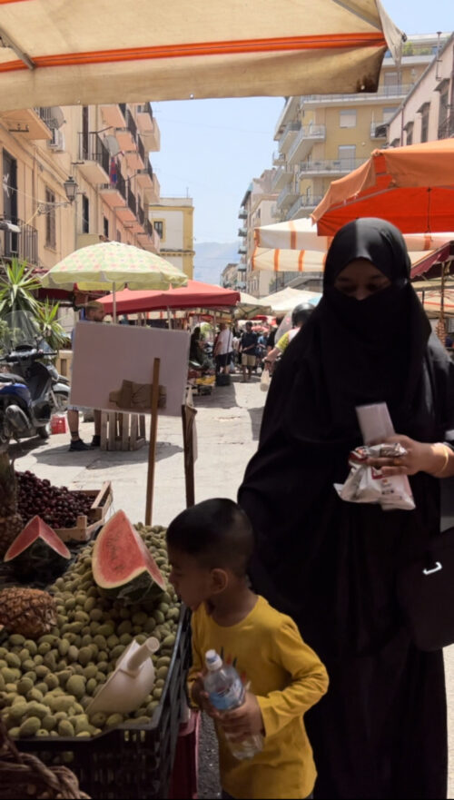 The Multicultural Chaos of Palermo’s Ballarò Market - Italy Segreta ...